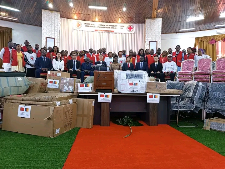 Cameroun : l’ambassade de Chine offre des équipements à la Croix rouge ...